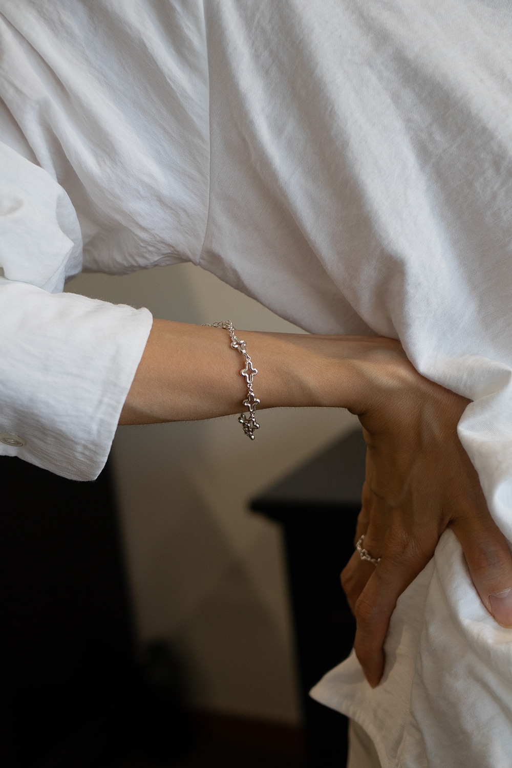 Invisible collage | HUG CHAIN BRACELET