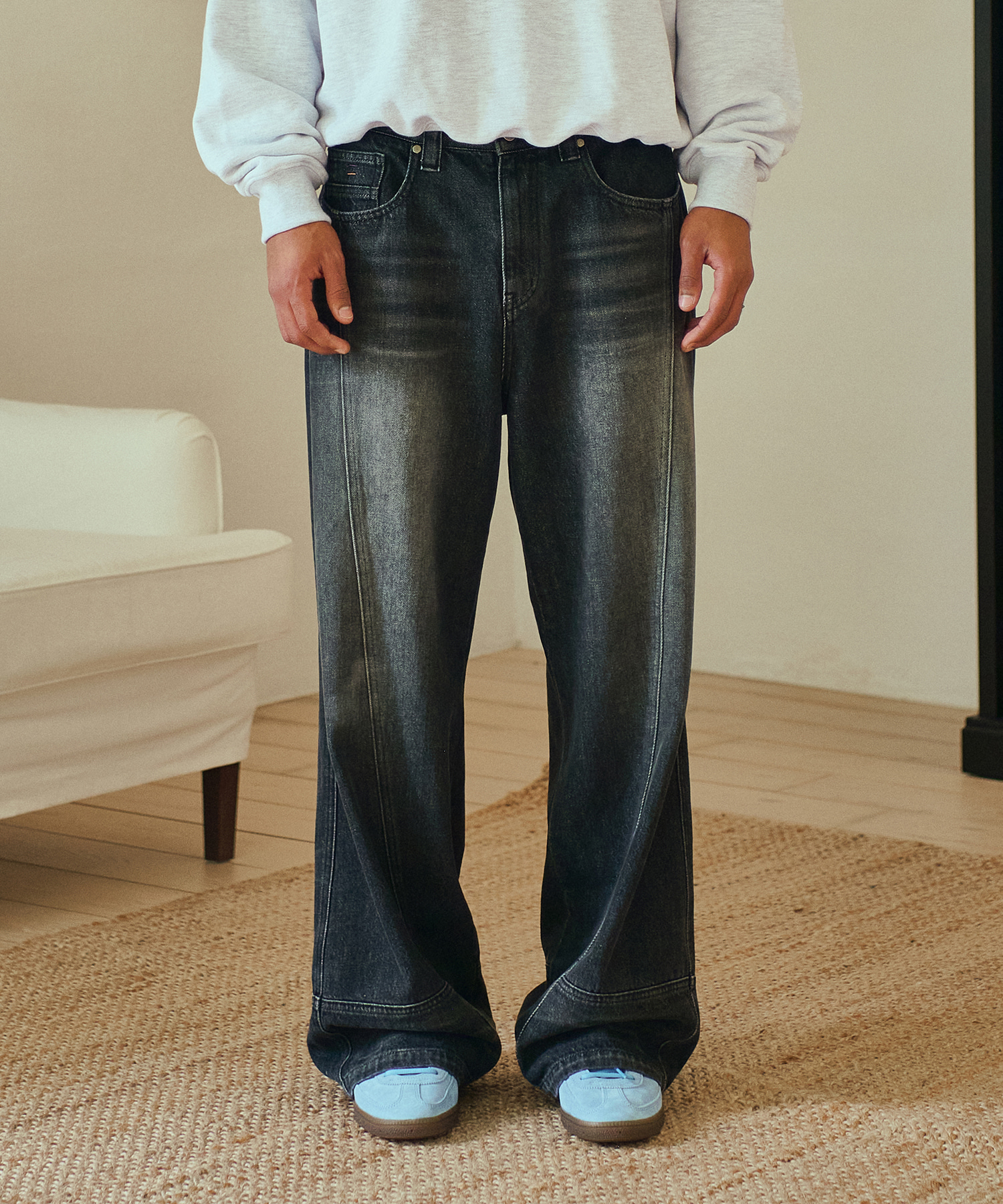 Diagonal Rusty Wide Jeans-Black | midsun