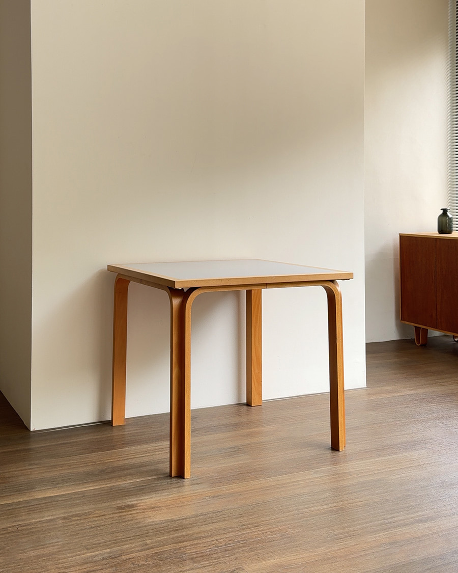 [Magnus Olesen] High Medium Coffee Table - Light Grey | 레트로비 retrobby