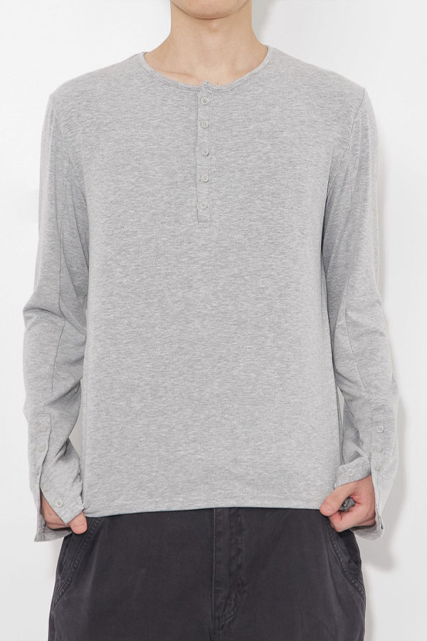 Button Henley Neck Tee | helm 헬름