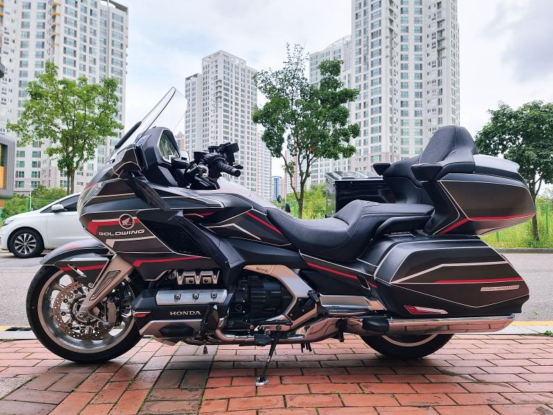 GOLDWING / Red & Gray Line Custom Design | MMX19