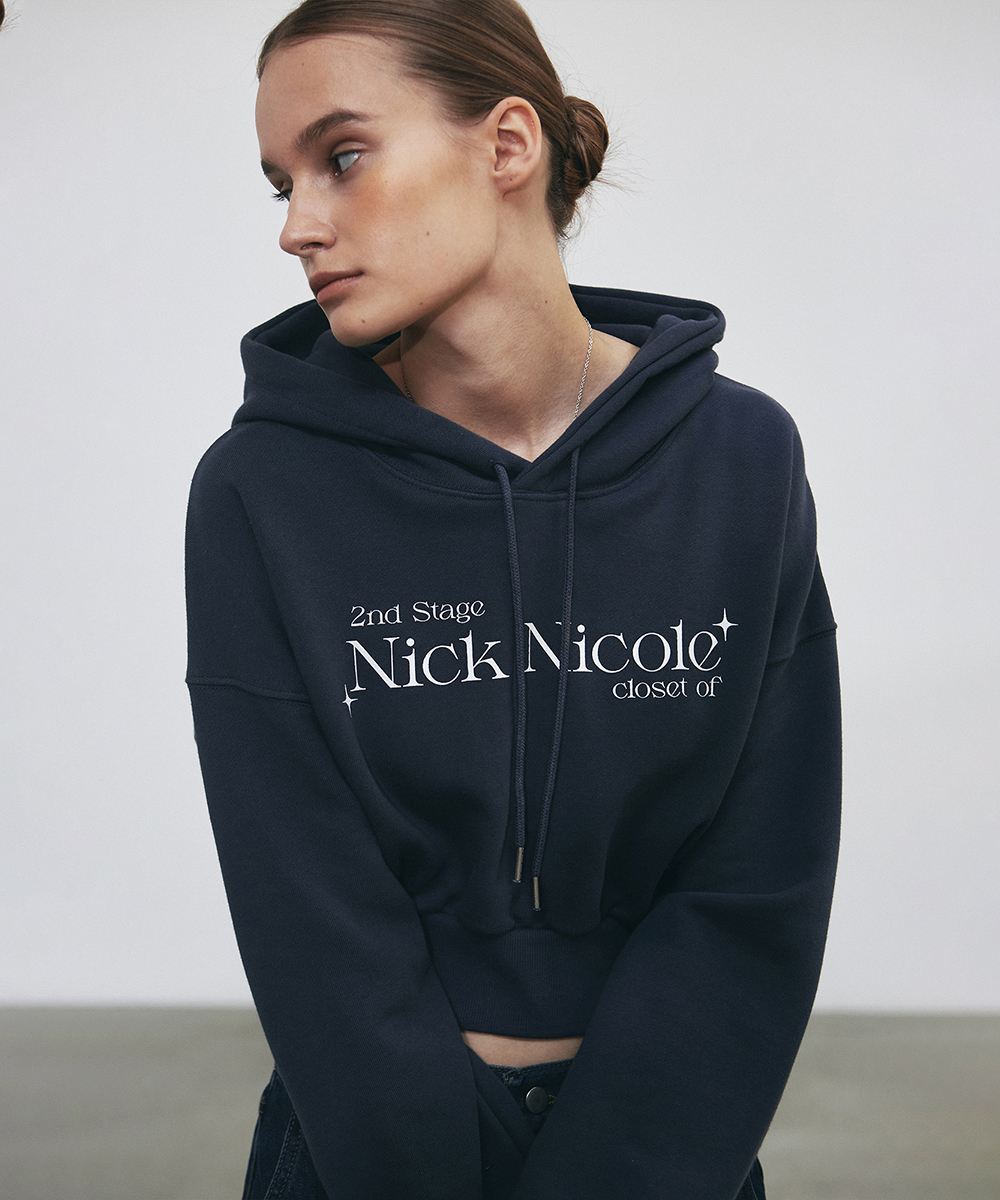 NICOLE SIGNATURE LOGO CROP HOODY_NAVY - 닉앤니콜