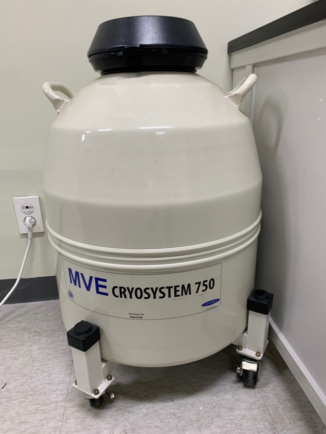 [판매완료] Cryosystem 750 | Universal Bio Korea