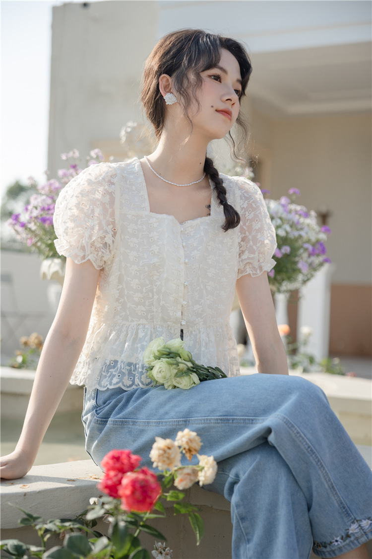 레이스 크롭 블라우스 스퀘어넥 퍼프 벌룬 반팔 반소매 플라워 꽃무늬 자수 싱글버튼 진주단추 러플 배꼽티 숏 블라우스 로맨틱 사랑스러운 러블리 공주 여신 여친 데이트룩
