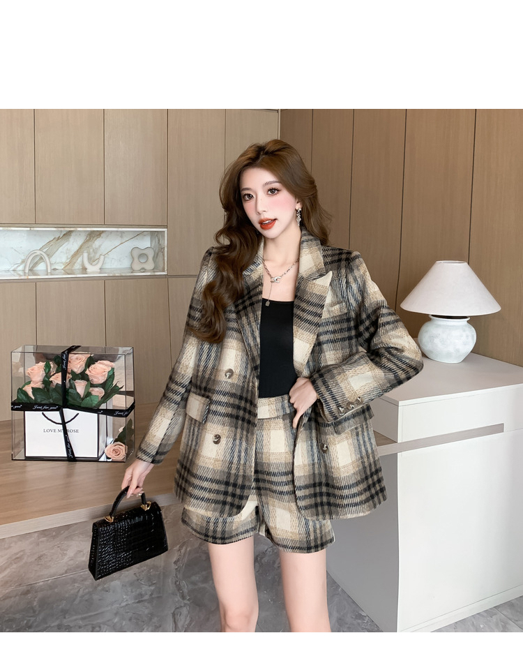 체크무늬 자켓 반바지 투피스 테일러 카라 격자무늬 더블버튼 앞포켓 허리벨트 하프 롱 모직 자켓 And 하이웨스트 세미a라인 3부 숏팬츠 세트 가을 겨울 단정한 셋업 정장