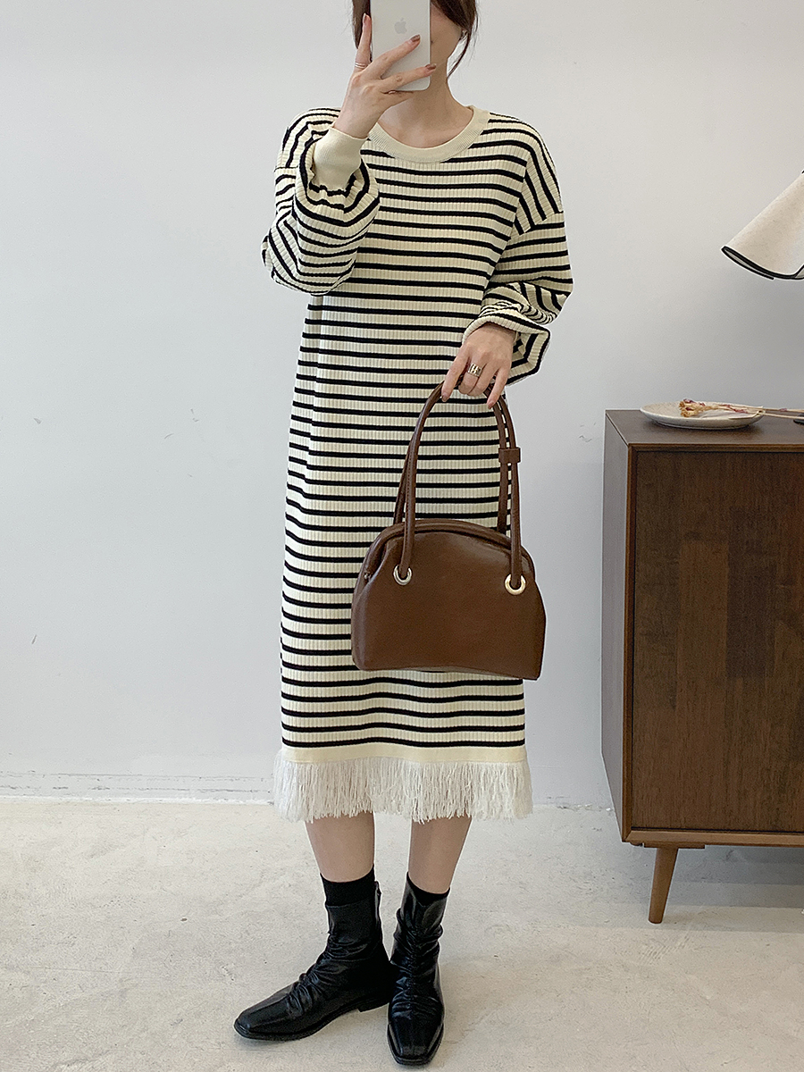 프린지 스트라이프 니트원피스 라운드넥 로우숄더 긴팔 줄무늬 단가라 여유핏 일자 술 H라인 미디원피스 가을 겨울 입기편한