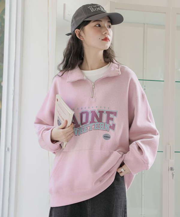 패션 바이 카카오 레터링 프린팅 라펠 카라 반집업 하이넥 앞포켓 넓은소매 로우숄더 루즈핏 맨투맨 티셔츠 반지퍼 도톰한 넉넉한핏 입기편한 가을 겨울 데일리룩 캐주얼 캠퍼스룩