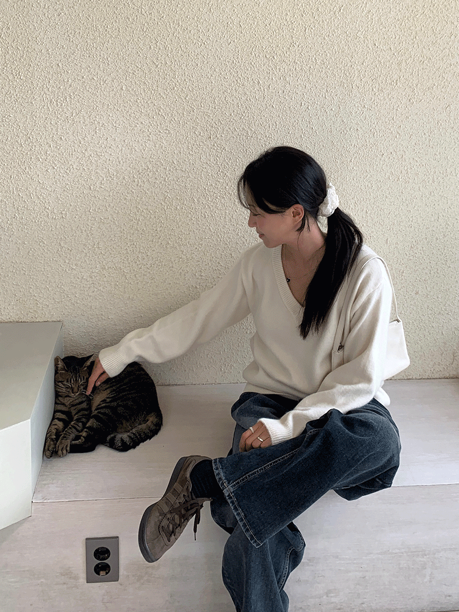 코티스 브이 니트 - 뮤트웜