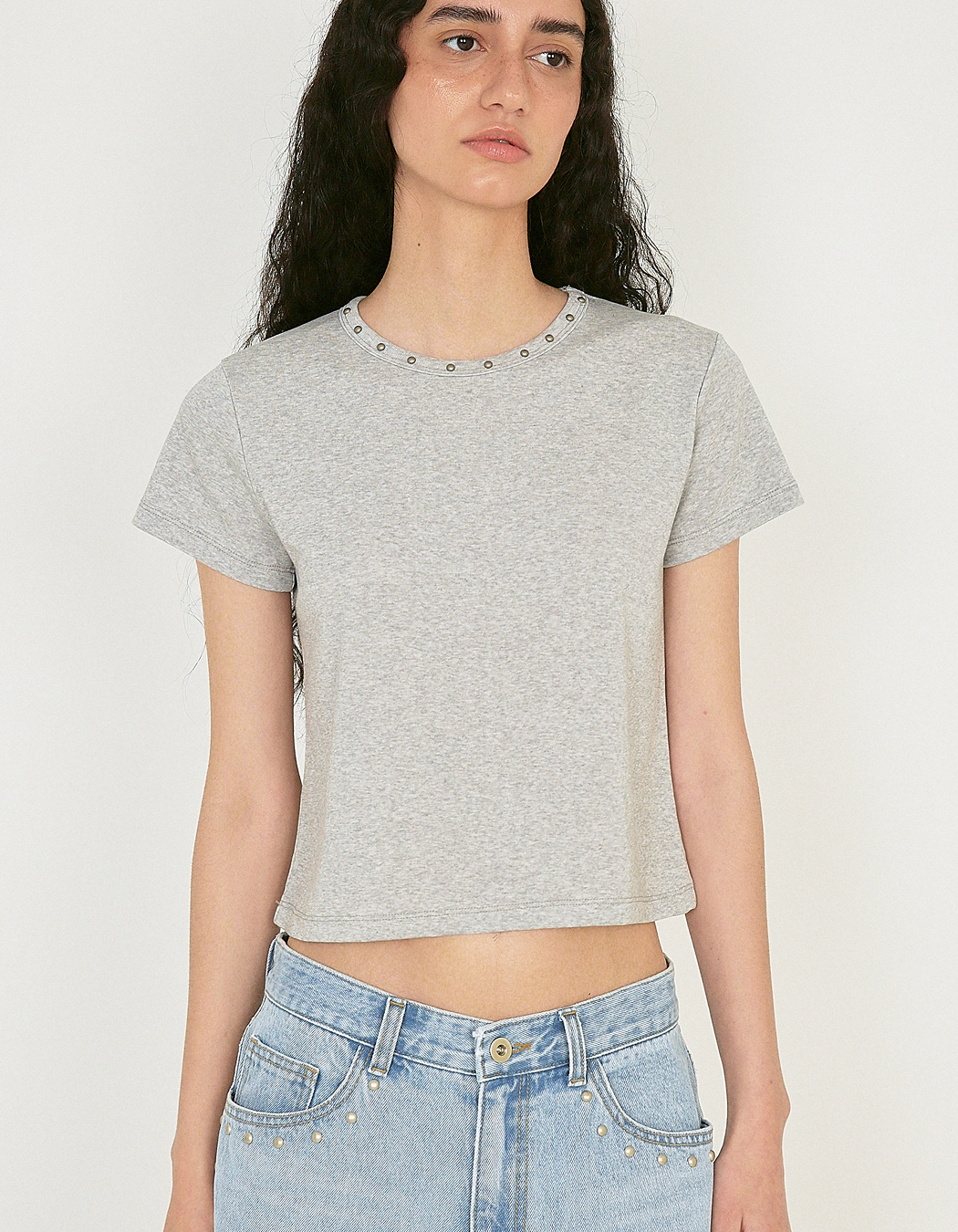 STUDDED NECK TEE, GREY - polysooem