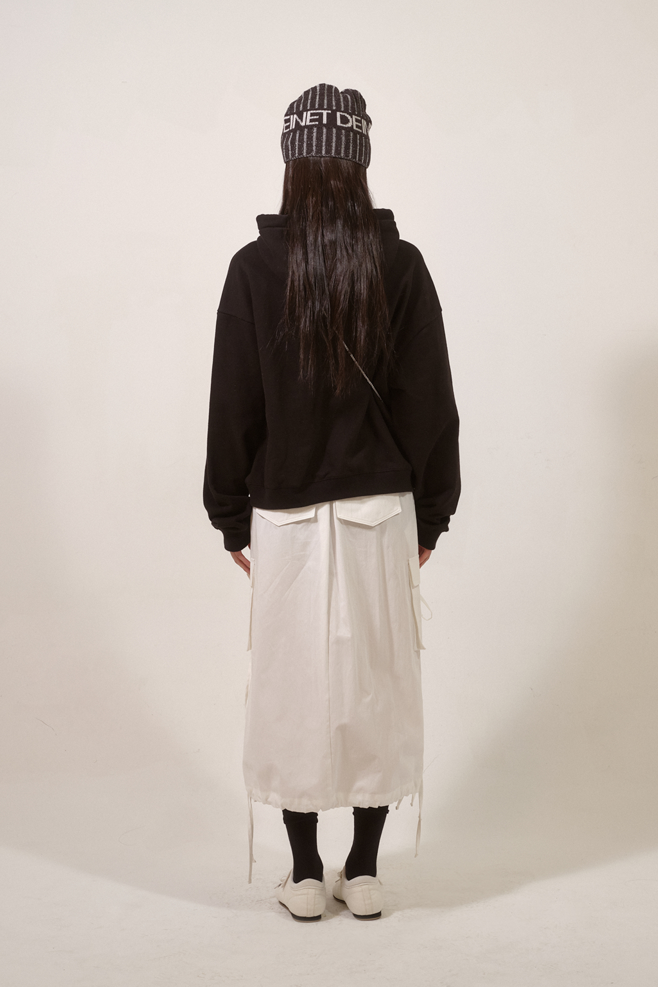 RIBBON STRING POINT HOODIE IN BLACK | DEINET